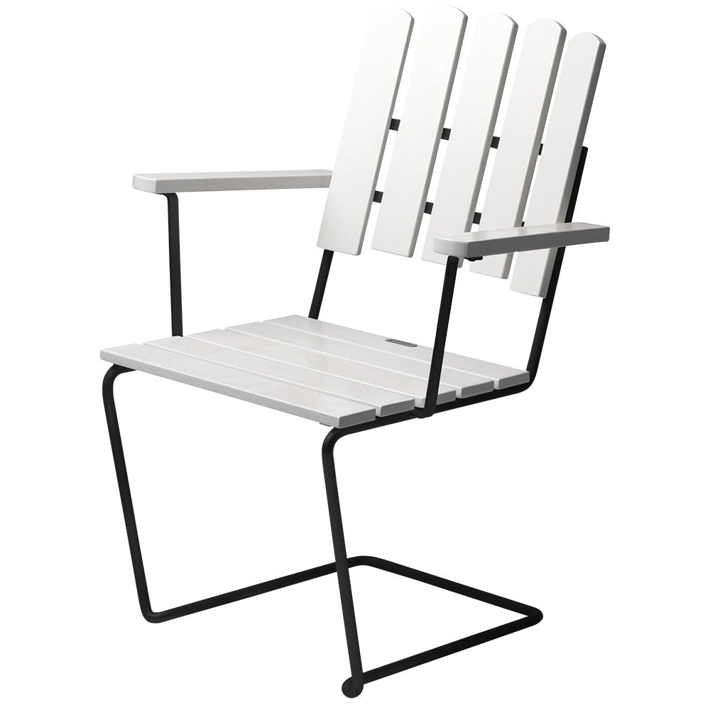 Fåtölj A2 Vitlackad Ek / Svart Stativ Grythyttan Stålmöbler | Köp dina utemöbler från Hulténs